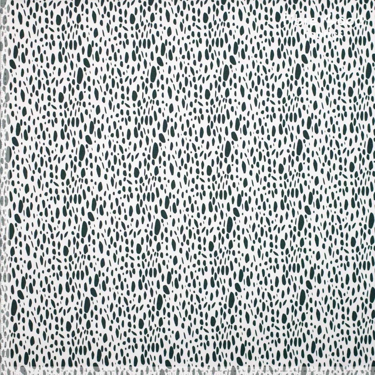 Sorte pletter på hvid baggrund - Fibre Mood - Bolette's stofbutik